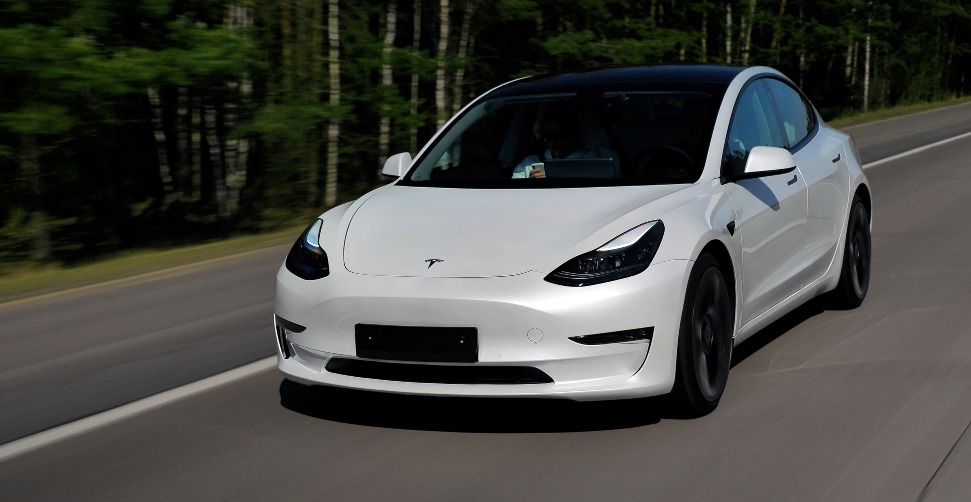 9 Injured In 8 Car Pile-Up Caused By Tesla Autopilot | LHD